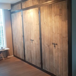 Ik maak stoere meubels van staal en hout. REMCO